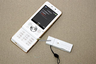 White and gold Sony Ericsson W910 and MBS-100 unboxing pics - Just ...