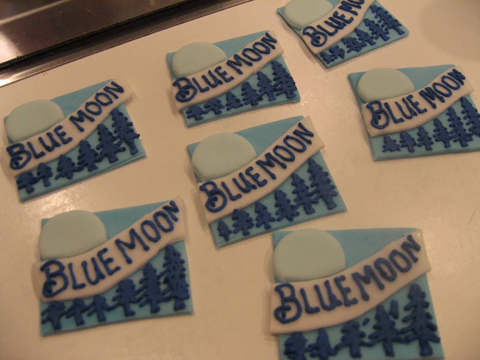 Sugar Swings! Serve Some: Blue Moon Beer Cupcakes!