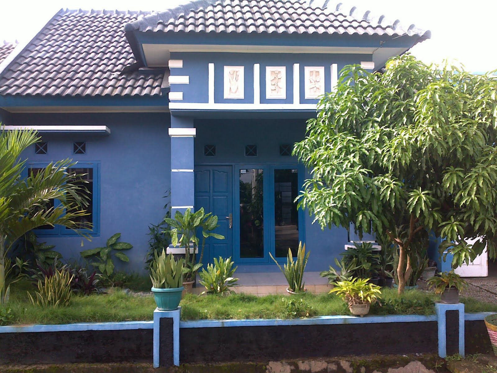 melihat duniaku dengan keindahan dan keberanian: Rumah Kontrakan Warna Biru