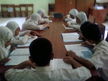 SD NEGERI BLANG BINTANG: Para Murid Membaca Buku di Perpustakaan