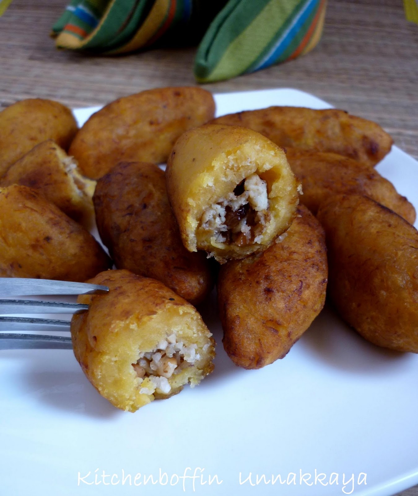 Kitchen Boffin: Unnakkaya / Kayada (Banana sweet pocket fritters)