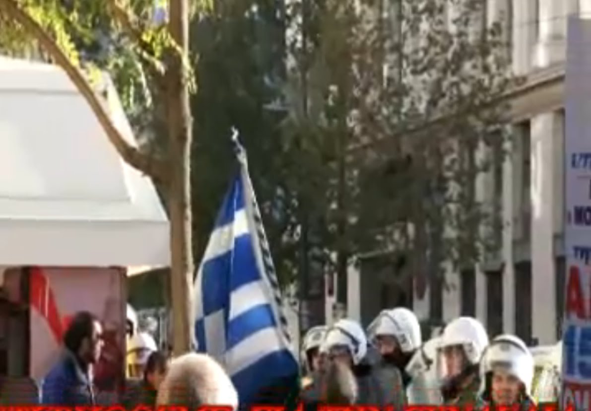 HeLLeNiCReVeNgE: ΣΤΗΝ ΕΛΛΑΔΑ ΔΕΝ ΜΠΟΡΕΙΣ ΝΑ ΚΡΑΤΑΣ ΤΗΝ ΕΛΛΗΝΙΚΗ ΣΗΜΑΙΑ ...
