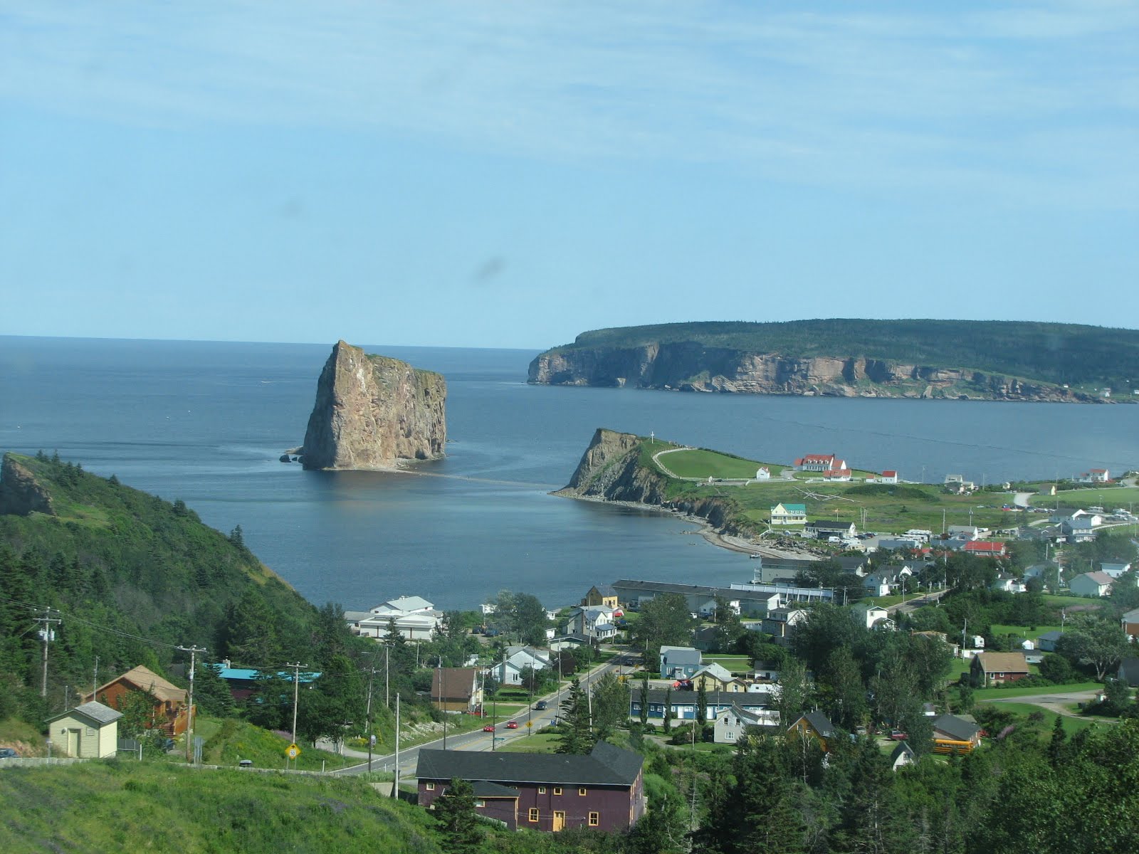 View of Percé village in front of the Percé Rock, Gaspésie, Québec ...