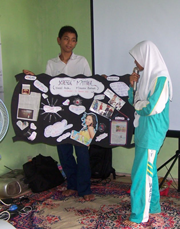 bagi ilmu: Mading 2D di LDKS Mitsanu Berbek