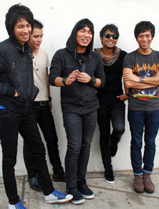 Looked Mee: Armada Band Profile