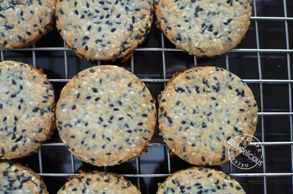 dailydelicious: Crispy....Sweety....Salty Sesame Cookies