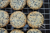 dailydelicious: Crispy....Sweety....Salty Sesame Cookies