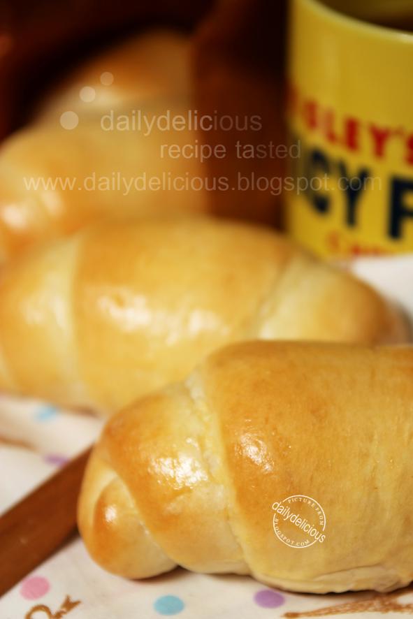 dailydelicious: Basic Butter Rolls: Plain and boring, I don't think so!