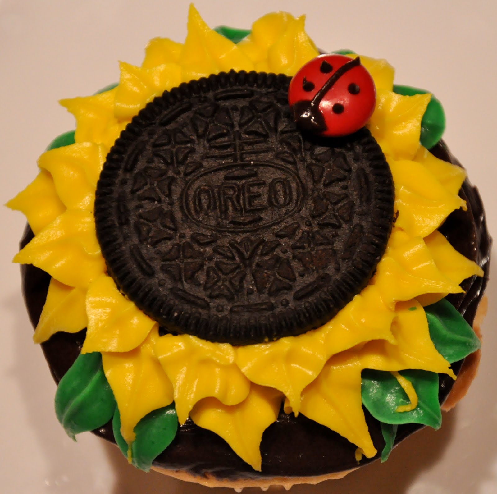 FACE YOUR BATTER ! !: Sunny Sunflower Cupcakes