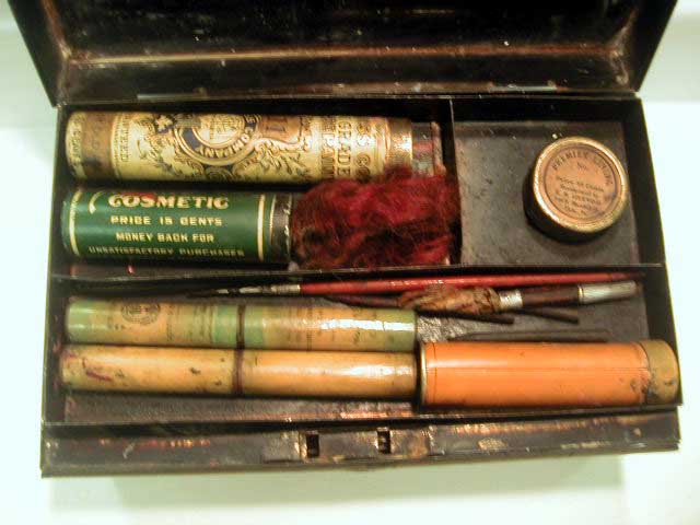 Alessia's Beauty Box: The History of makeup kits