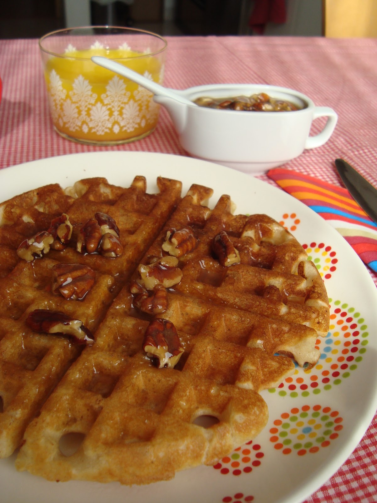 De la cocina de Ximena: Waffles con salsa de maple y nueces (Gofres)