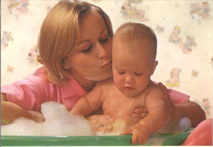MIS POSTALES: MADRE BAÑANDO BEBE