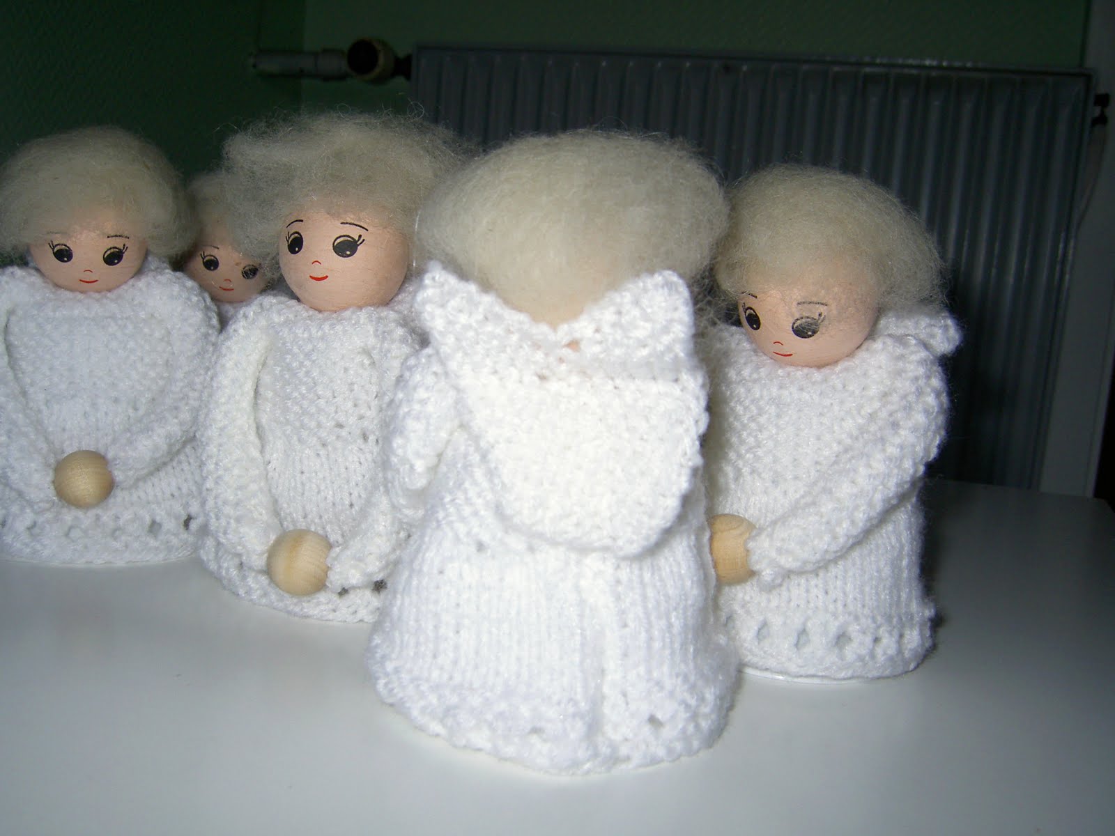 En bogorms strikkerier: Engle