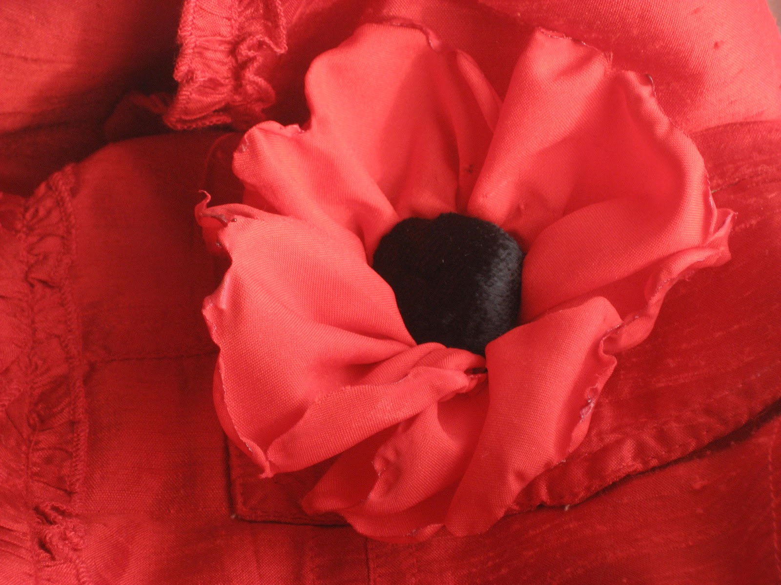This poppy was made from a recycled blouse. For the complete tutorial ...
