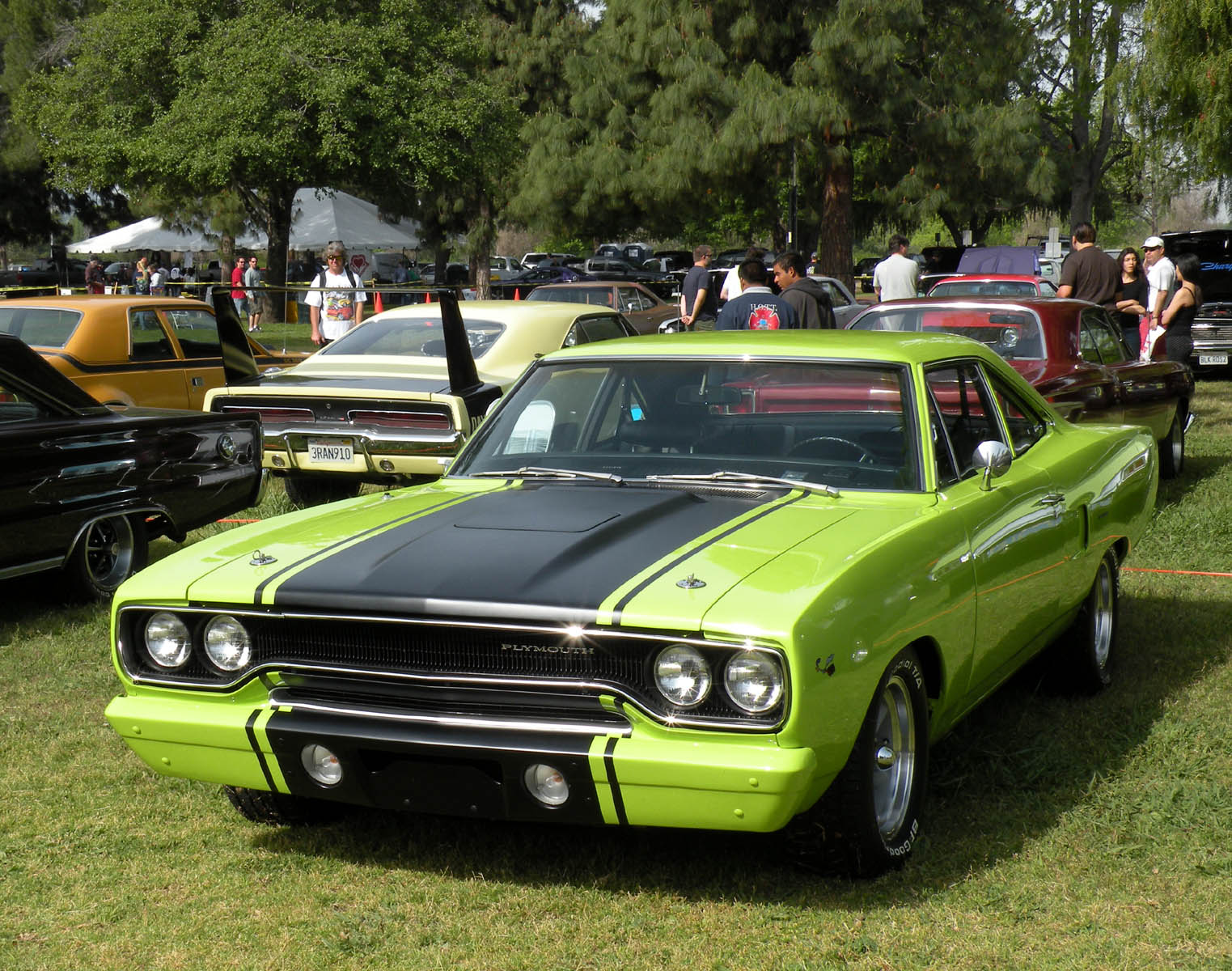 Just A Car Guy: 1970 Road Runner with a very cool extended paint scheme ...