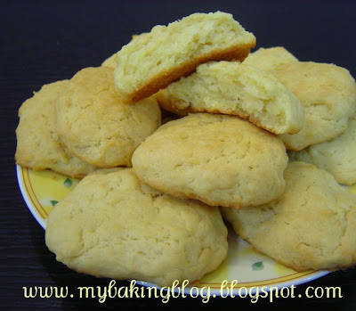 My Baking Blog: (Popeye's) Buttermilk Biscuits