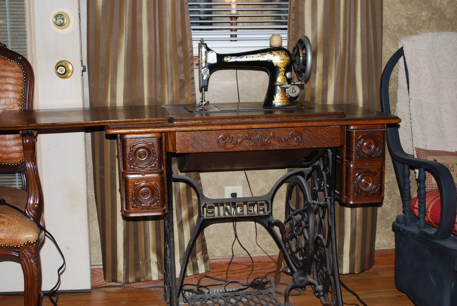 Persnickety Primitives: Vintage Singer Sewing Machine