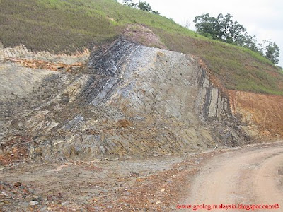 Blog Geologi Malaysia: Singkapan batuan di Lebir, G. Musang