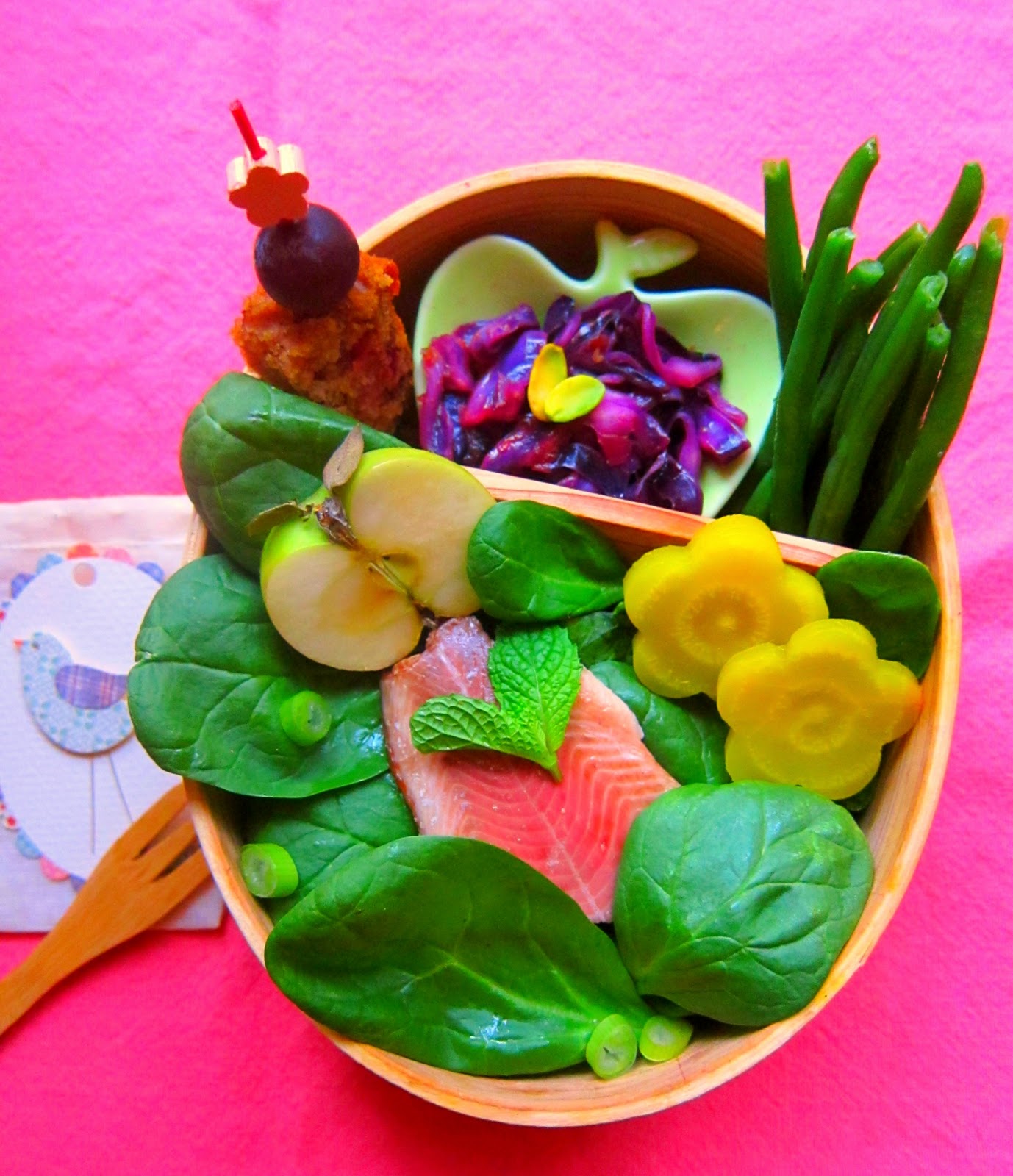 Bentobird: early november flowers, smoked trout and spinach salad bento