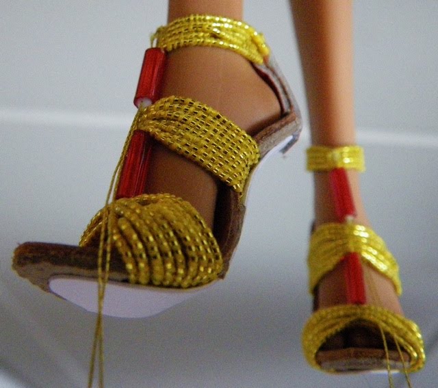 Fashion Doll Shoes: A lot of rubber bands