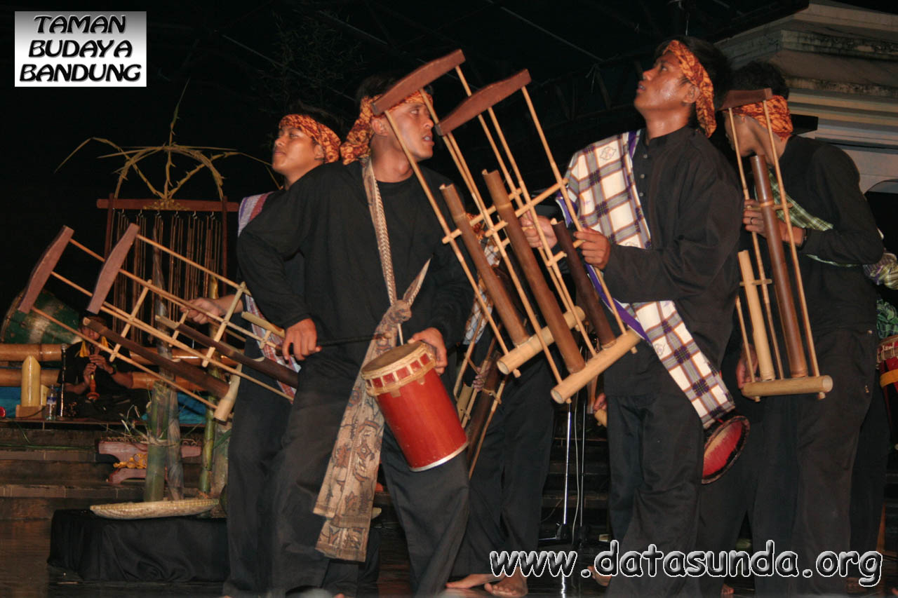BEAUTIFUL ISLAND: Angklung, Indonesian Traditional Music Instruments