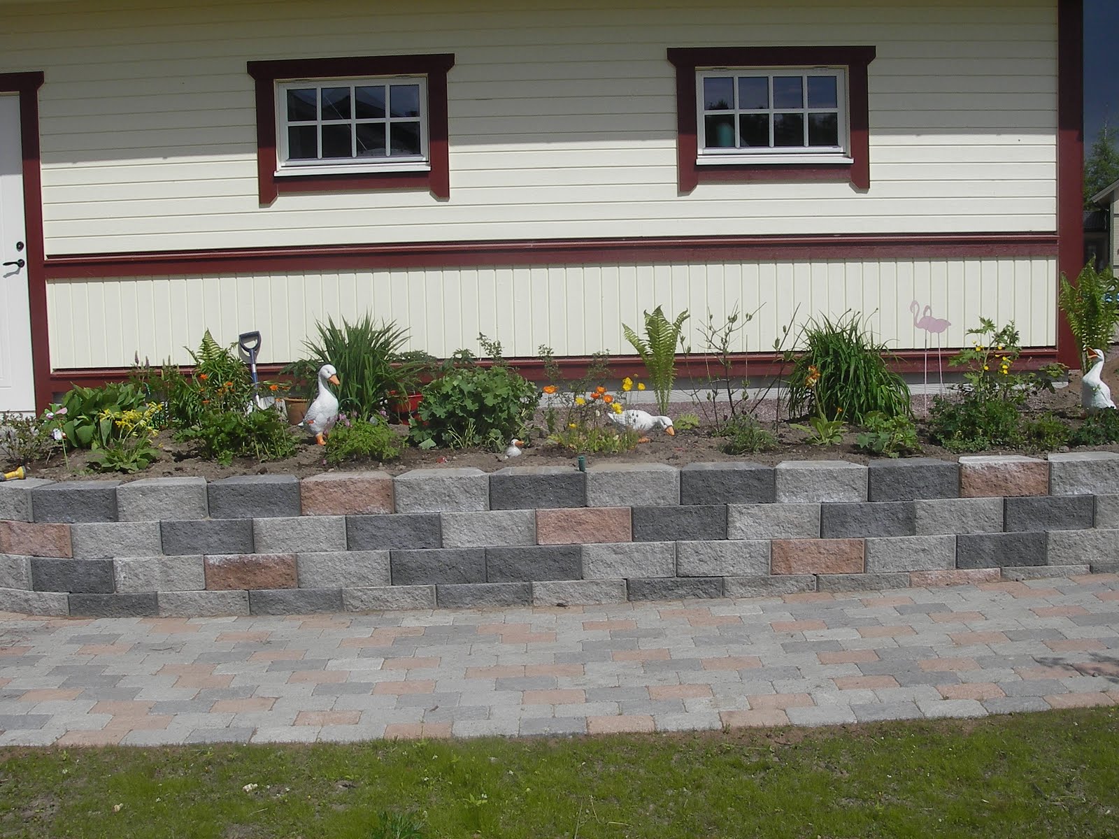 Skvattramsvägen 25: Blomrabatt