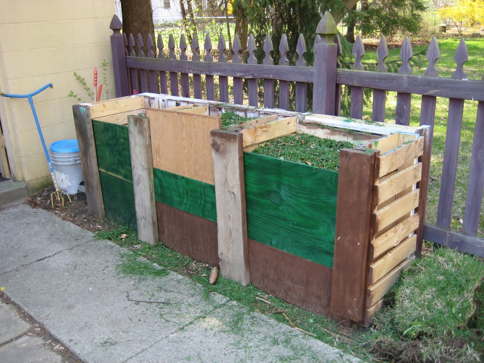 My Ypsilanti Homestead: Free Compost Bins...sweat equity
