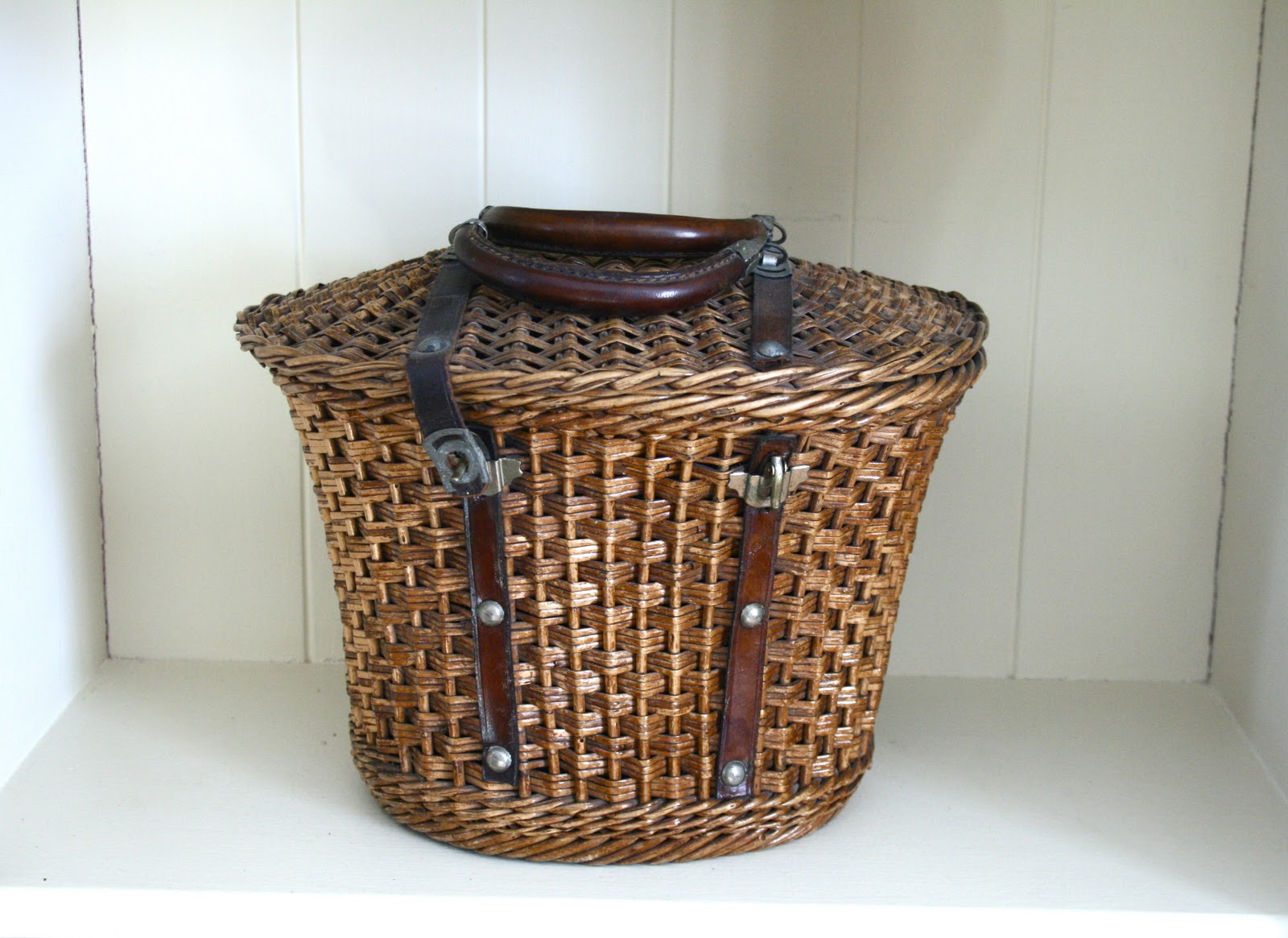 Antiqueaholics: WHAT MAKES THESE WOVEN BASKET STYLE HANDBAGS SO BEAUTIFUL?