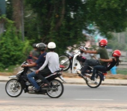GEJALA SOSIAL DIKALANGAN REMAJA: GEJALA MEREMPIT DIKALANGAN REMAJA