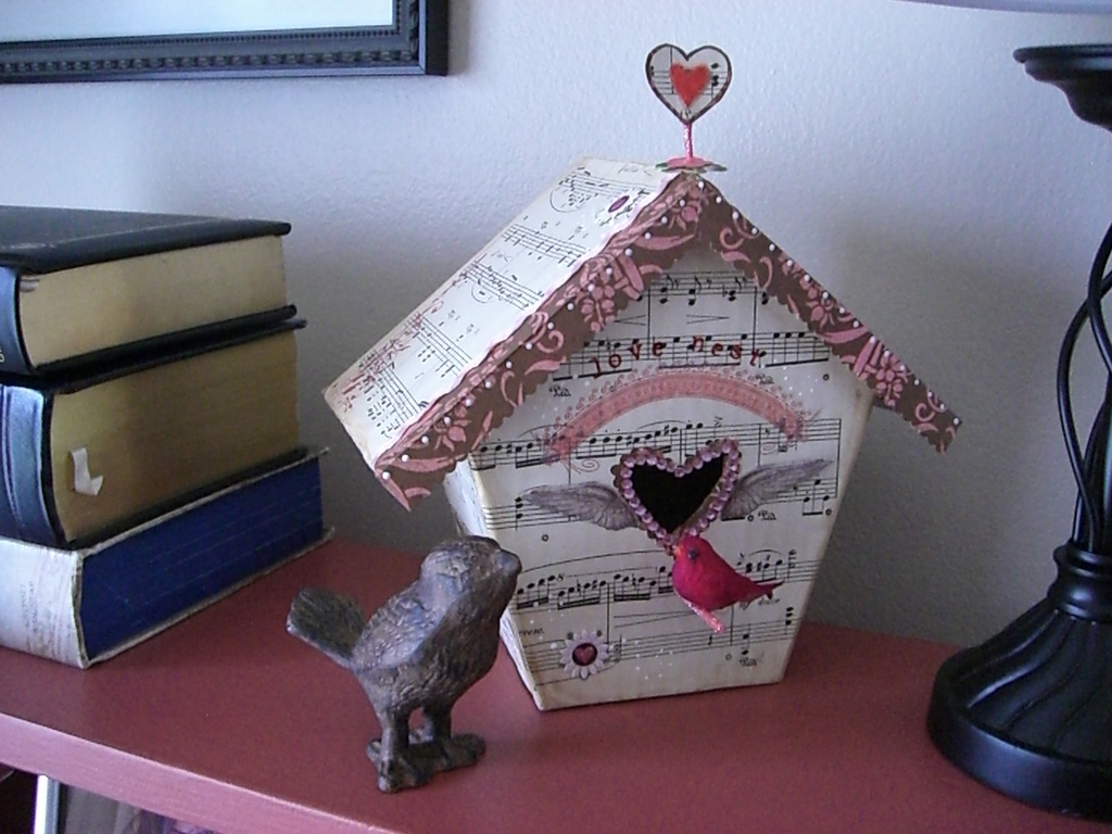 Cute Valentine's Birdhouse - Honeybear Lane