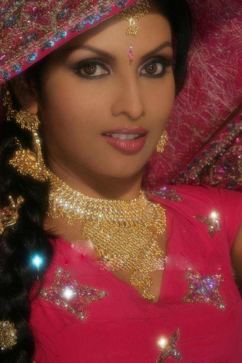 JAAN ENTERTAINMENT: Jyothirmayi photos and wallpapers