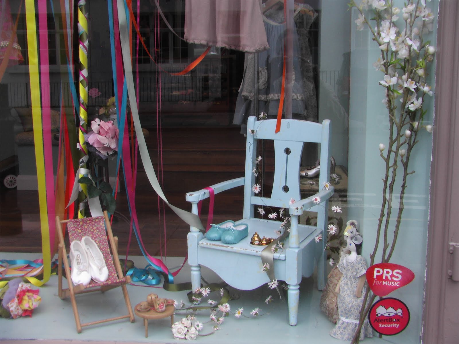 MY THREE FOOT STYLIST: MTFS goes window shopping