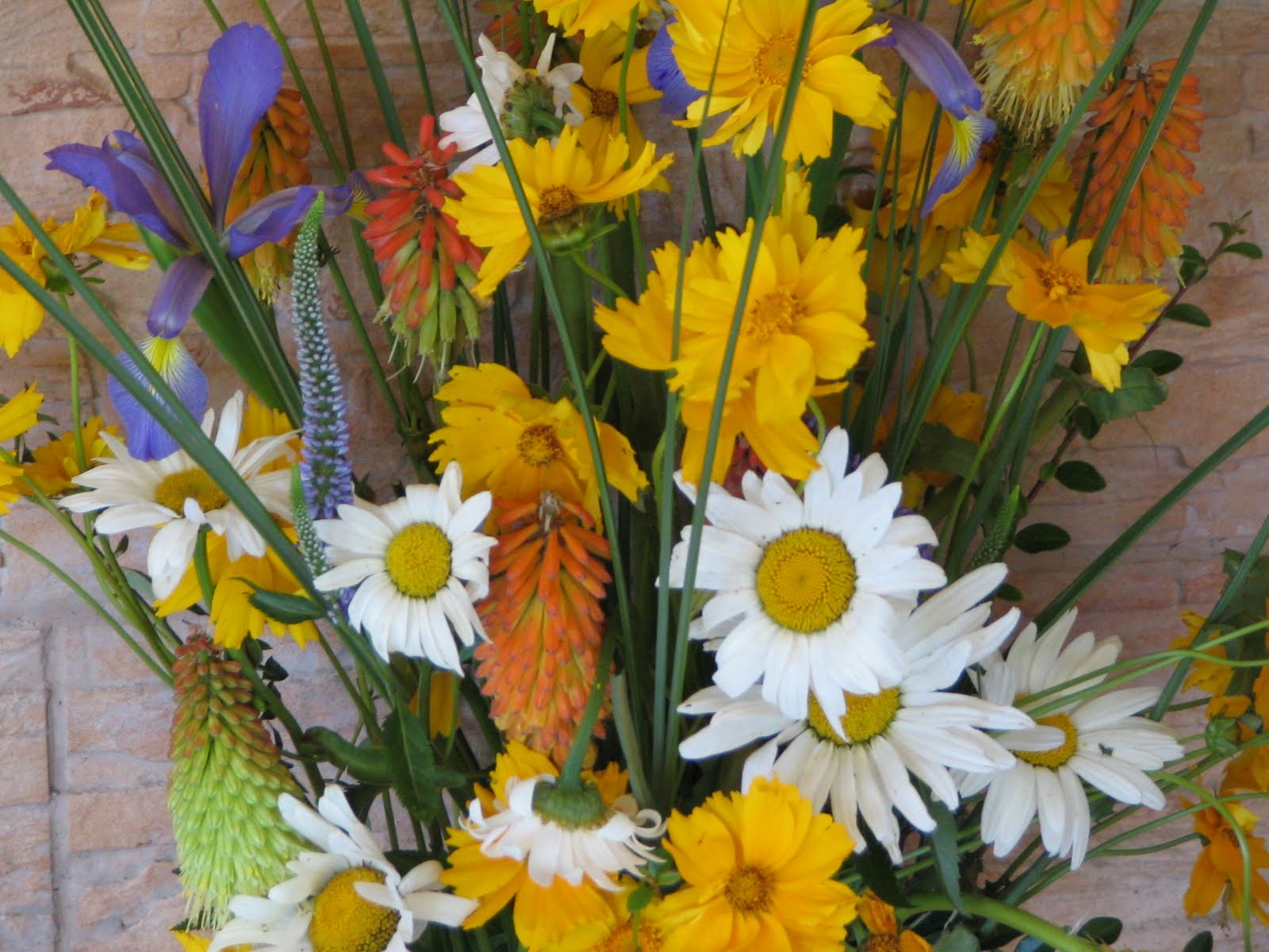 LA MULTI ANI, ROMANIA!: Buchete de flori