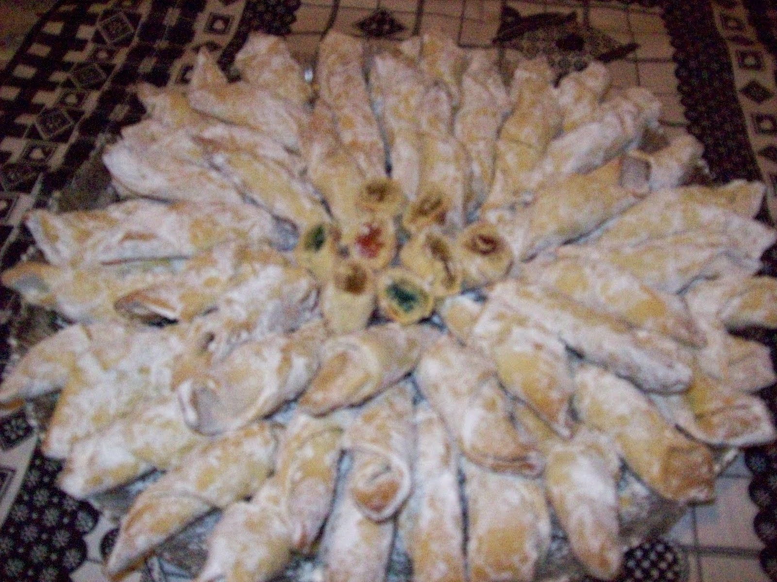 Gatiti preparate gustoase: CORNULETE CU RAHAT