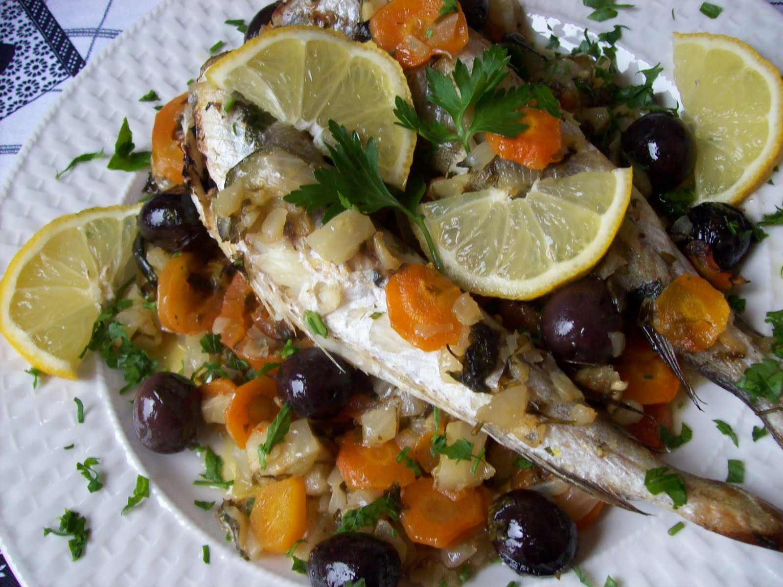 Gatiti preparate gustoase: Merluciu la cuptor pe pat de legume