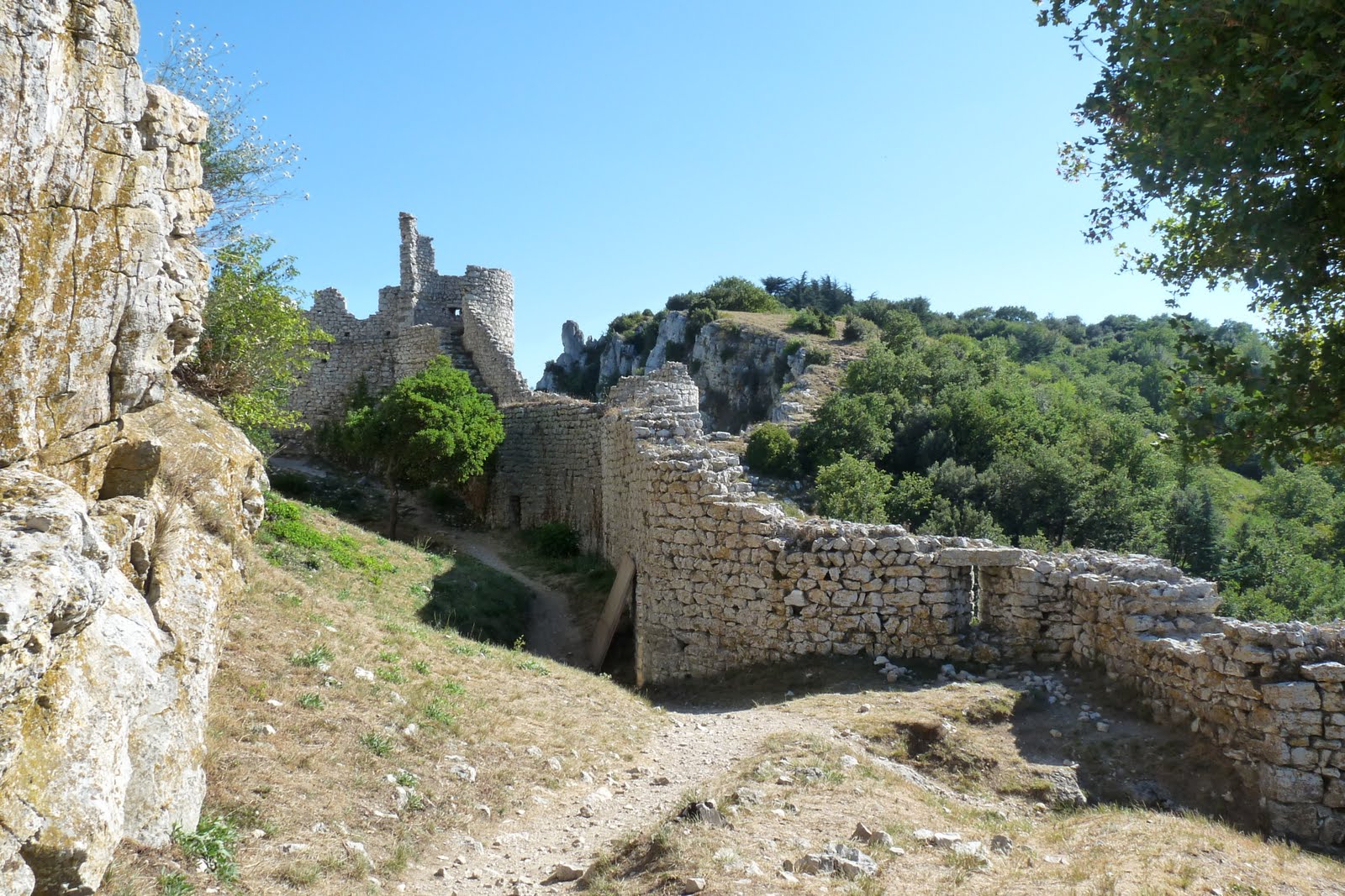 Vivre l'international: Voyage à travers le château de Crussol - Ardèche