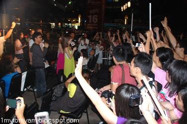 carmodels2012exlusive: Duo band BY2 Miko Bai Wei-Fen and Yumi Bai Wei ...