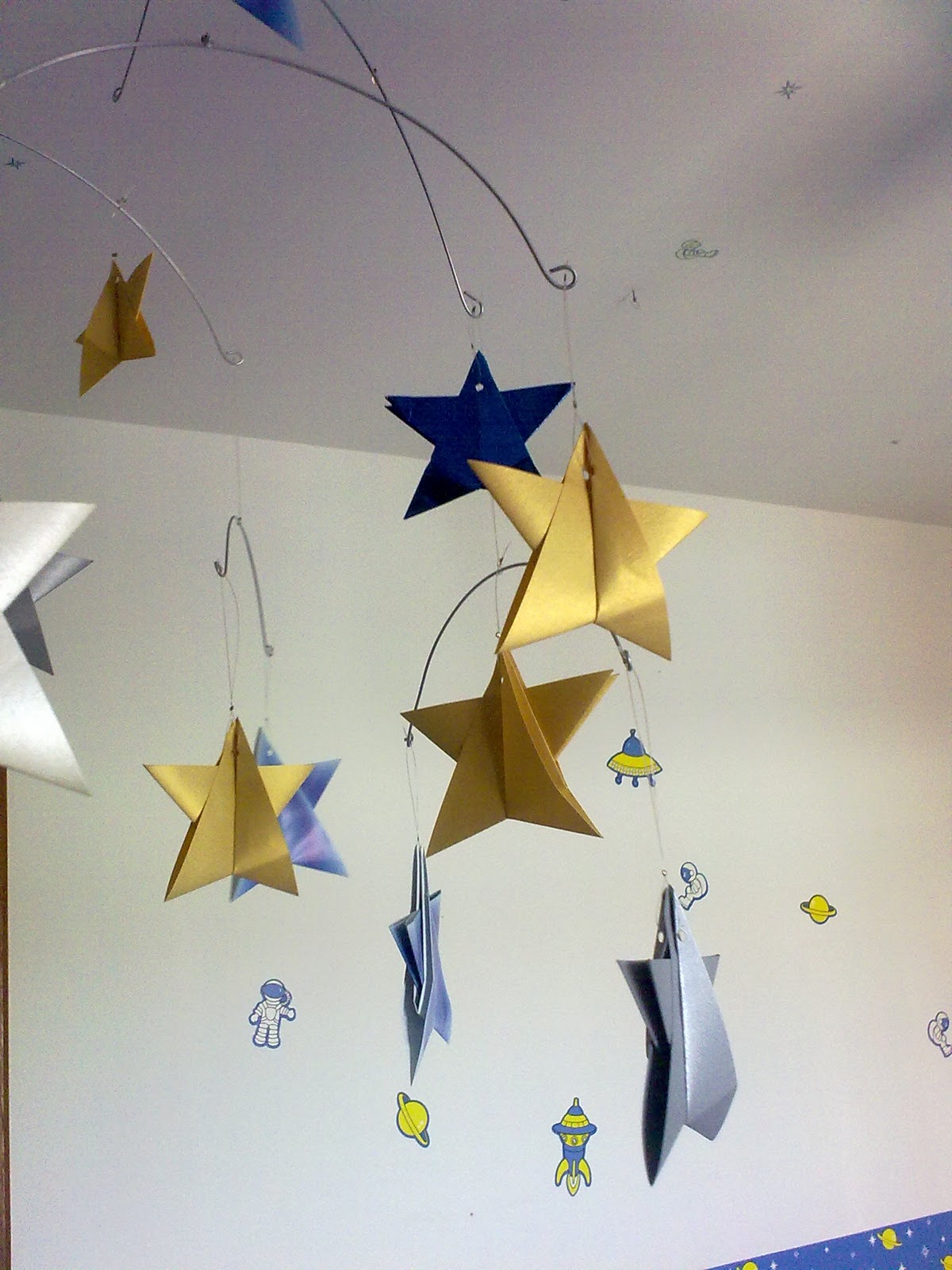 MARIA DOBRADURA: ORIGAMI DE MÓBILE ESPACIAL