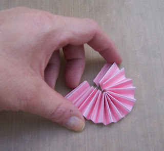 Dream, Create, Inspire: Tutorial - Pleated Paper Rosettes