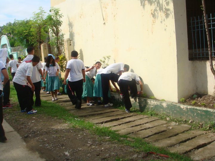 Puntod National High School: Fourth Year Earth Students Cleaning The ...