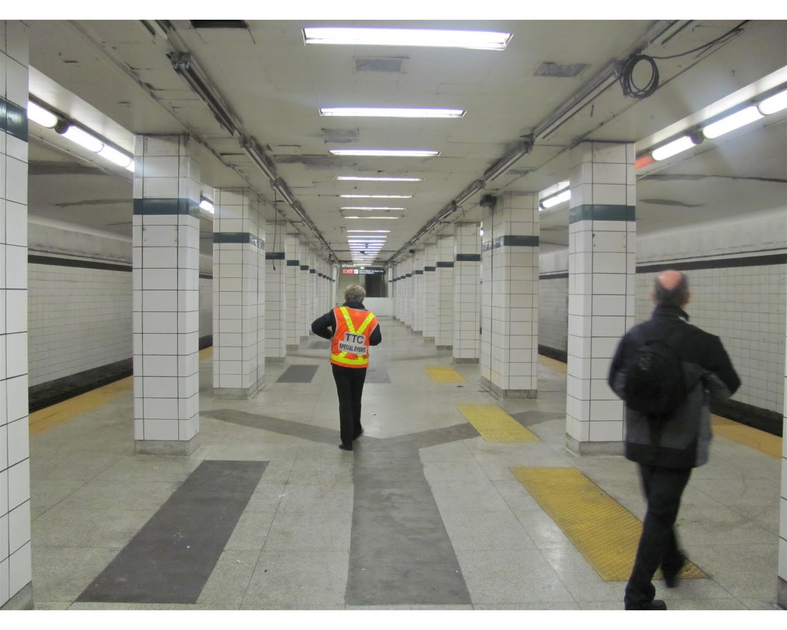 The World of Gord: A Gord's Eye View of Toronto- Lower Bay Subway Station