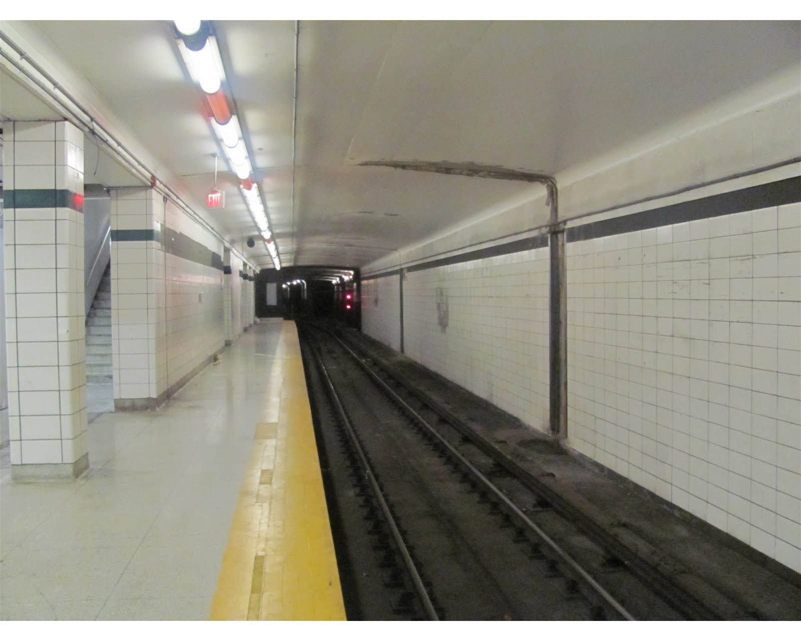 The World of Gord: A Gord's Eye View of Toronto- Lower Bay Subway Station