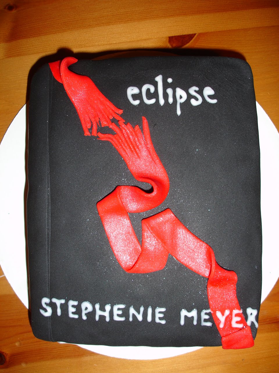 YUM! Cakes by Beth: Eclipse - Twilight Cake