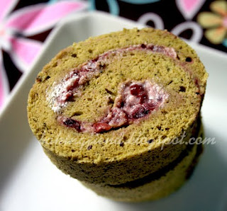 baking fiends unite!: Matcha swiss roll with azuki beans filling
