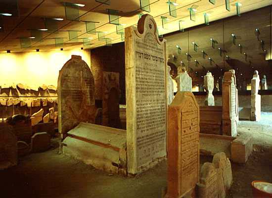 Shearim: Kever of the Chatam Sofer