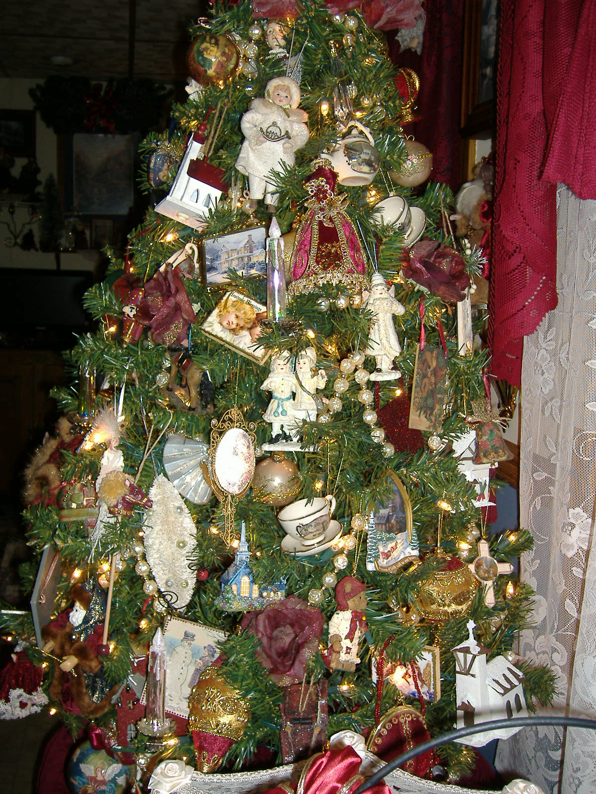 A DEBBIE-DABBLE CHRISTMAS: 14 CHRISTMAS TREES 2010!!!!!