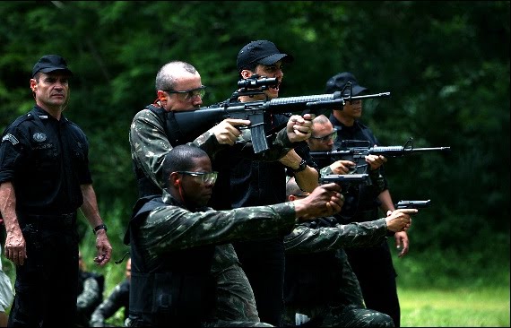 Johvem Salvador: Tropa de Elite - De onde vem o tiro?