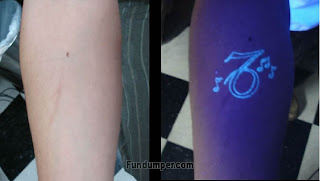 Regi Tattoo: Tattoo Fluorescente em efeito de luz Negra.