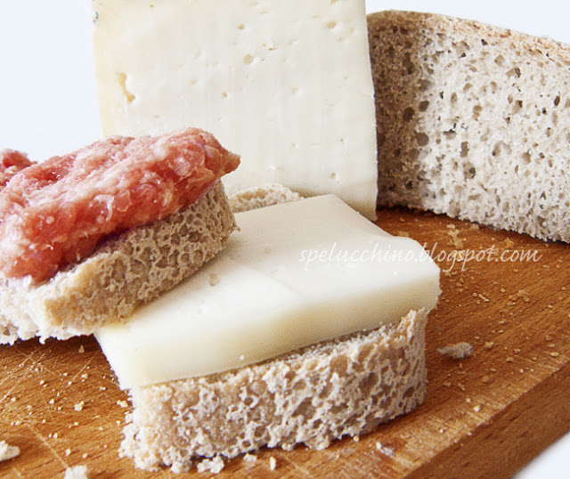 Spelucchino: Pane formaggio e salsiccia