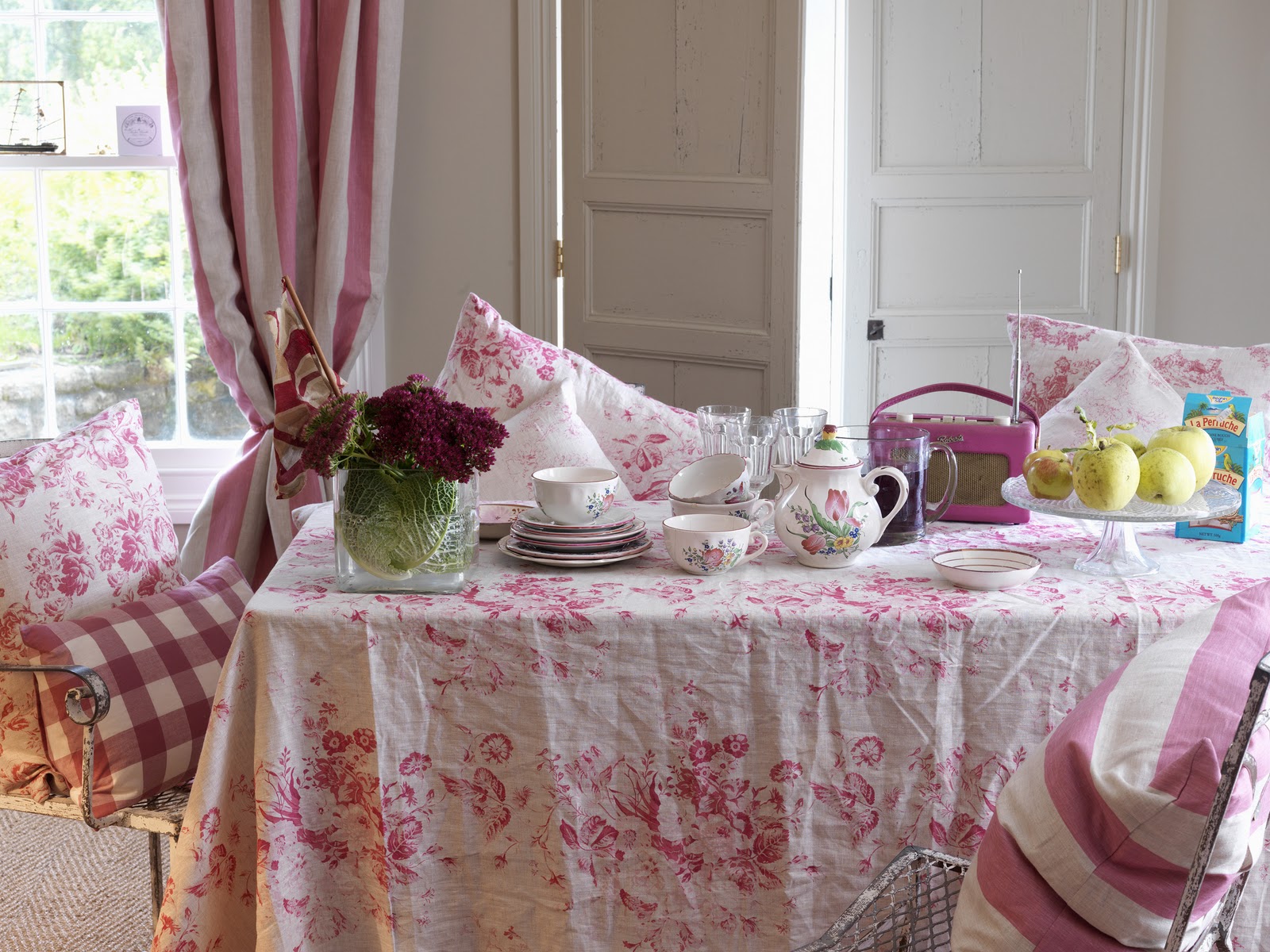 C'est si Bon! La Joie de Vivre: La Table en Rose